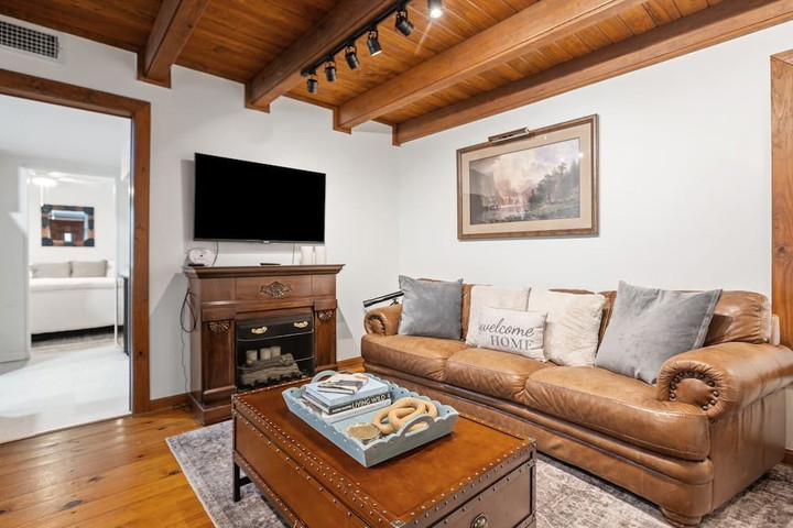Walk To Main!  Hot Tub, Fire Pit, Texas Charm - Fredericksburg, TX