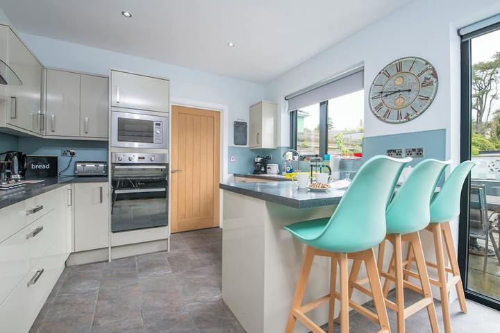 Brierbank, Holiday Property Tenby, Sleeps 10, 5 Bedrooms, Bathrooms - Tenby