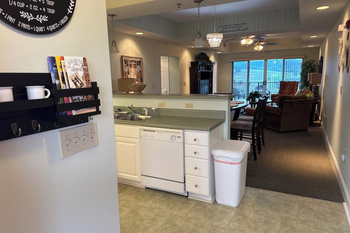 Cozy 2-bedroom Condo In Beautiful Bristol With Ac And Gym Access - Bristol, TN