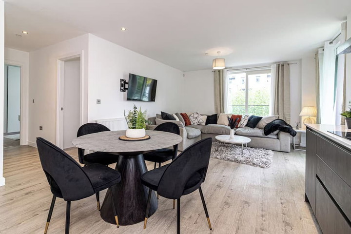 Spacious 2-bed Canal-side Apartment | Sleeps 4 - Salford