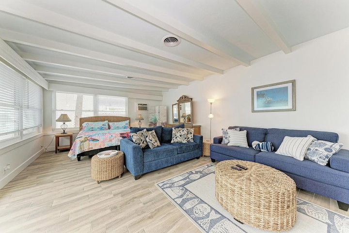 Large Renovated Studio-steps To Beach And Walk To St. Armand's - Sarasota, FL