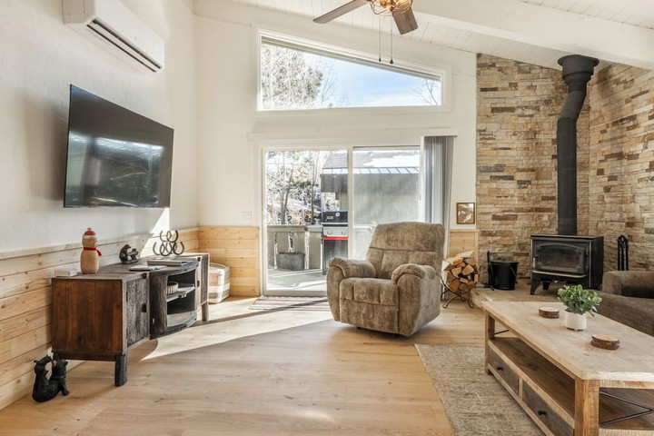 Gorgeous And Spacious Townhome In The Heart Of Mammoth Lakes - Mammoth Lakes, CA