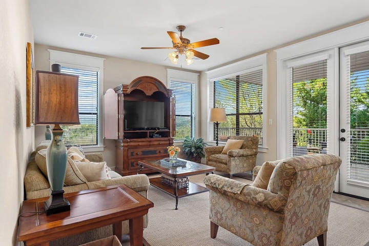 Lovely Villa In The Hollows, Lake View, 4 Pools - Leander, TX