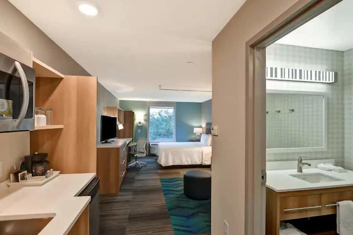 Comfort Meets Convenient: Close To Tampa Airport. Free Breakfast, Pool! - Tampa, FL