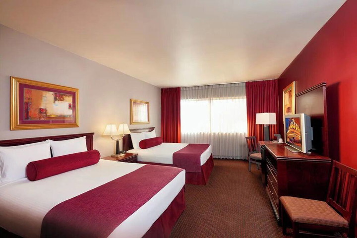 Modern Stay Near Las Vegas Strip & Fashion Show Mall With Free Guest Parking - North Las Vegas, NV