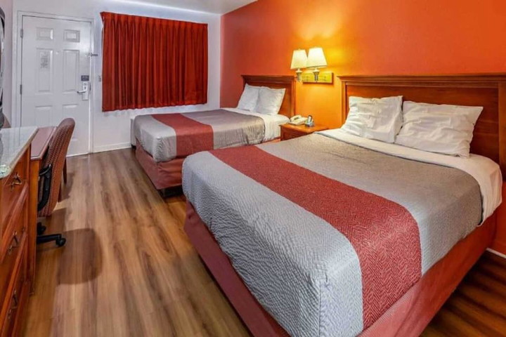 2 Queen Beds|smoking - Stockton, CA