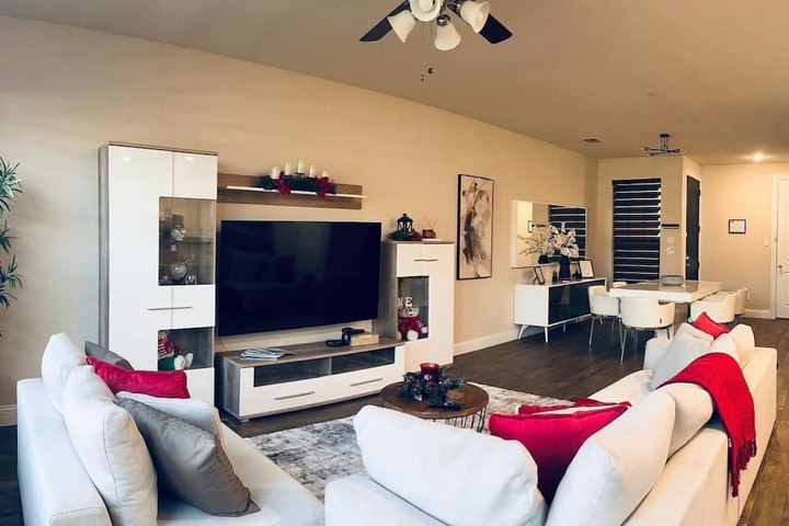 Spacious Family Home, Walk To Shops & Dining - Allen, TX