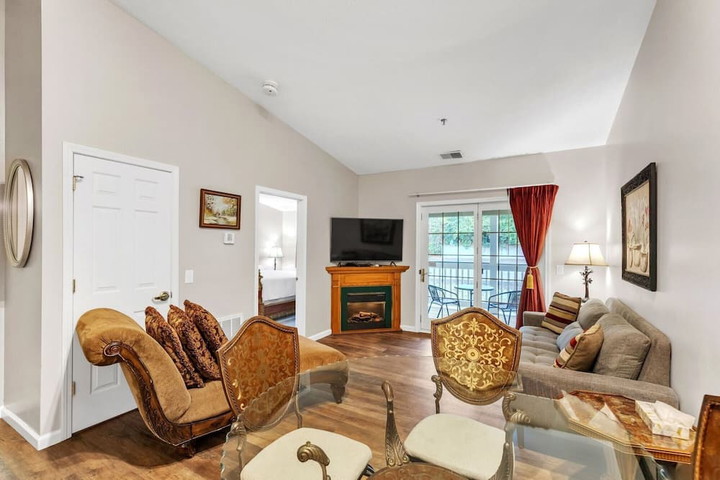 New! 3rd Floor Back Side Penthouse Suite - 307 By Grand Wood Suites - Nashville, IN