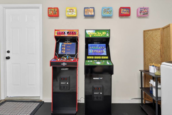 Hot Tub + Fire Pit Swings + Retro Arcade Garage = Fun Modern Stay - Lexington, KY
