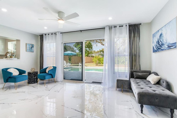 Villa Luxe ~ Heated Saltwater Pool ~Near Famous Beaches - Tarpon Springs, FL