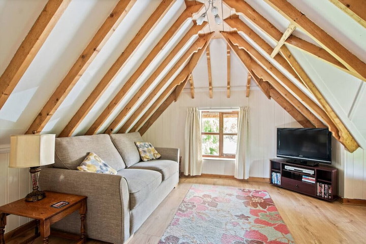 Charming Thatched Countryside Hideaway With Beams And Garden Access - Fordingbridge