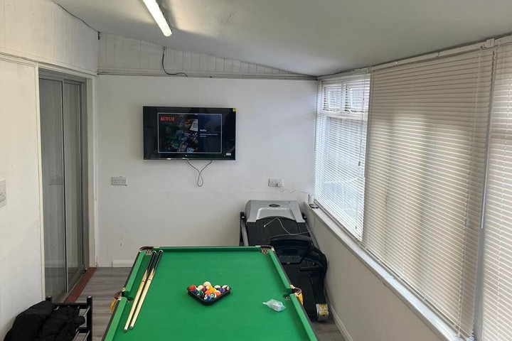 Charming 3-bedroom House With Superfast Wi-fi & Pool Table In Delightful Chatham - Maidstone