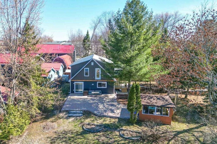 Mowat Lakehouse Retreat Your Waterfront Family Getaway Or Work Vacation Awaits! - North Bay