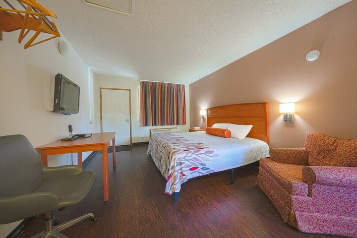 Premium King Bed With Kitchenette - West Linn, OR