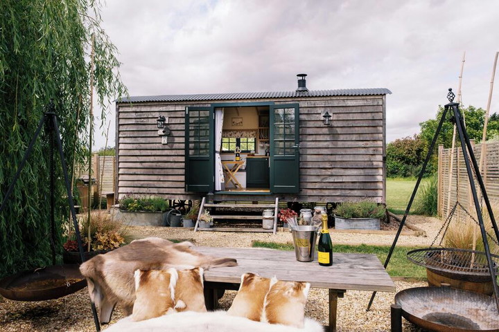 Shepherd's Hut- Hot Tub- Wellness Spa- Wood Burner - Lincolnshire