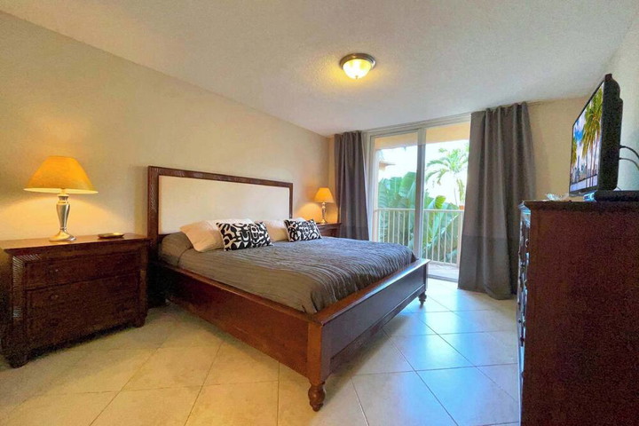 Luxury Yacht Club Condo Near The Beach - Aventura, FL