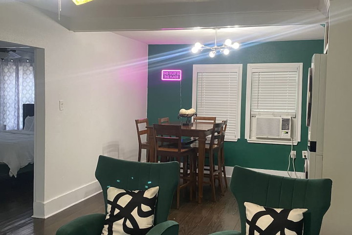 Come Stay At The Emerald Green Cottage 3-bedroom Home In Baton Rouge - Baton Rouge, LA