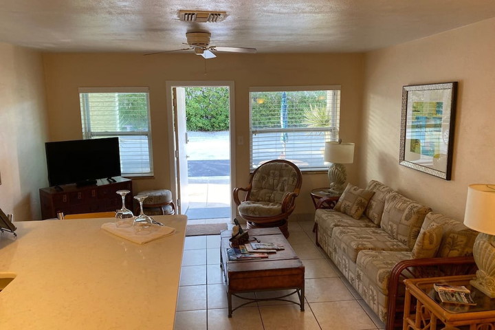 Best Deals Now !Amazing Beach, Privacy, Unwind. Sleep 4, Free Chairs, Bbq, Pkg - Madeira Beach, FL
