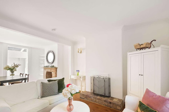 Modern 2 Bed Windsor Home - Sleeps 4 - Parking - Slough