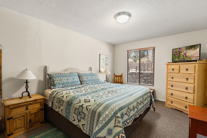 Fort Marcy 90 | Walk To Plaza | Full Kitchen | Private Bedroom | Hot Tub | Pool | Single Level - Santa Fe