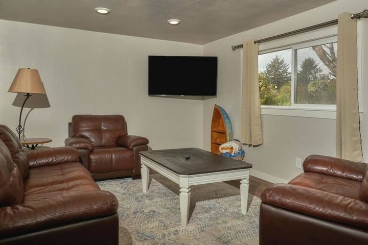 Riverfront Cottage With Hot Tub 1/4 Mi From Beach - Brookings, OR