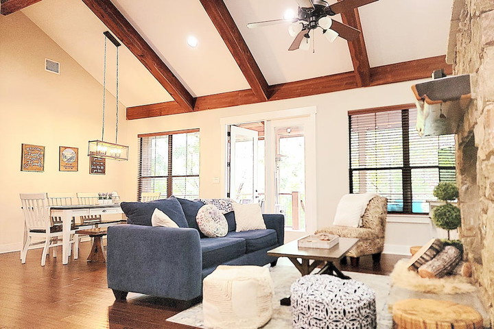 Wooded Bliss Cabin: Serene Family Getaway Near Lake Travis - Lake Travis, TX