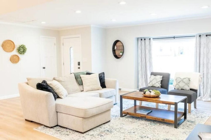 Beautiful Home. W/hot Tub. Open Floor Plan. - Greenville, SC