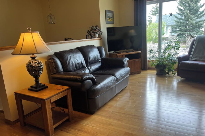 Bright, Spacious 4 Bedroom Home. - Cochrane