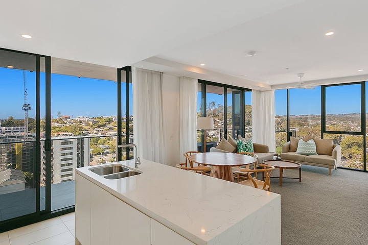 X Kirra Beach Apartment 1302 - Modern & Luxurious - Min. 3 Night Stays - Coolangatta