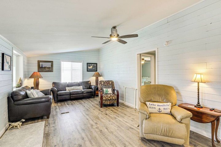 Lake Moultrie Access: Moncks Corner Home W/ Dock - Moncks Corner, SC
