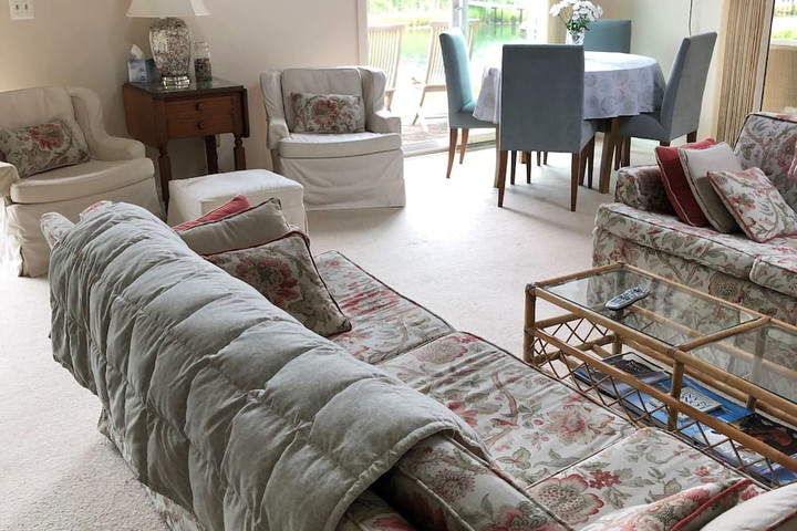 Year Round Family Home On Shelter Island With Indoor Heated Pool And Dock. - Greenport, NY
