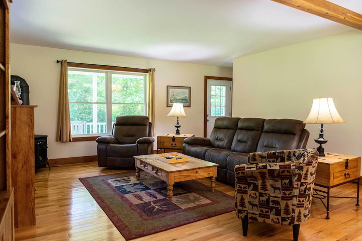 Pet Friendly Red House: Short Walk To Private Dock & Lake George! - Lake George, NY