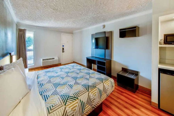 Comfy 1 King Bed | Non-smoking - Fort Worth, TX