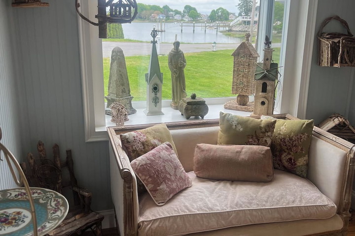 Charming Waterfront Cape On Bluebill Cove - Fall River, MA