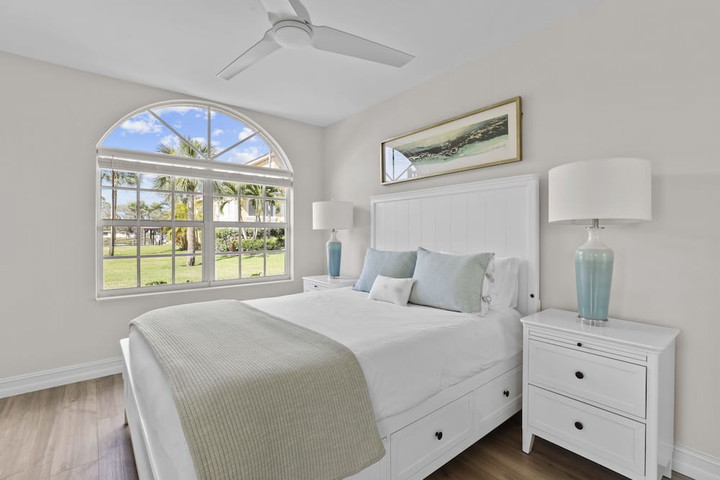 Waterfront Private Retreat - Spacious, Pool, Hot Tub, Minutes To The Beach - Florida