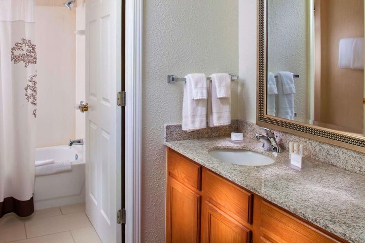 Deluxe Suite With Pool Access | 1 King Bed | Near Vulcan Park Museum - Birmingham, AL