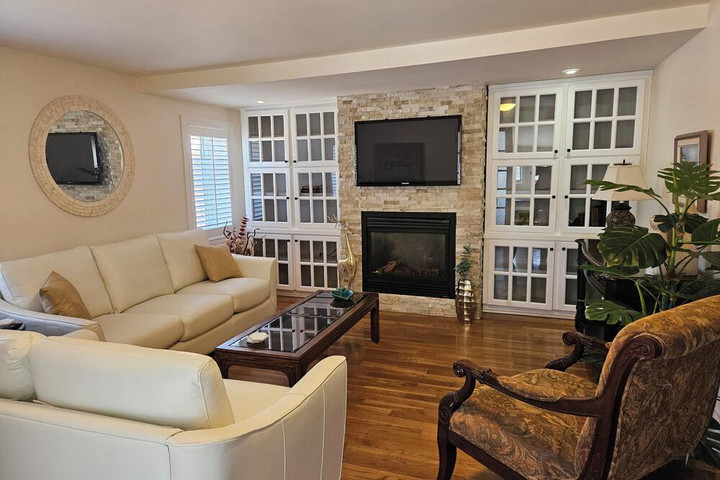 4 Minute Drive To Casino. Lake, Park, Marina, Restaurants, Stores 5 Minute Walk - North Bay