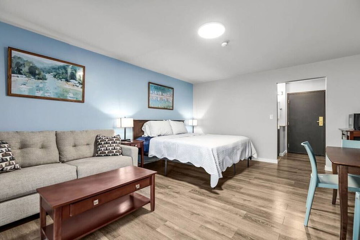 Victorian Inn #118 | King Bed + Full Sleeper Sofa - Wisconsin