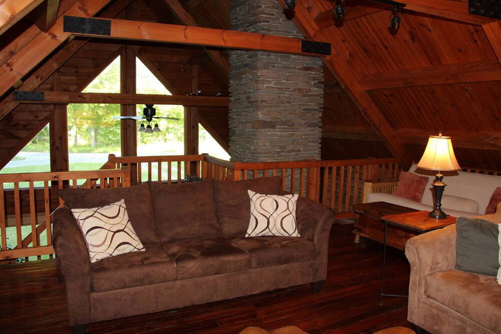 Cozy Family-friendly Log Cabin With 25ft Interior Fireplace + Modern Amenities. - Vermont