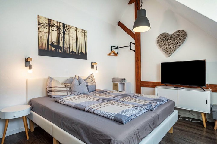 Room 2, Cozy, Bright Double Room With Sloping Ceiling - Ravensburg