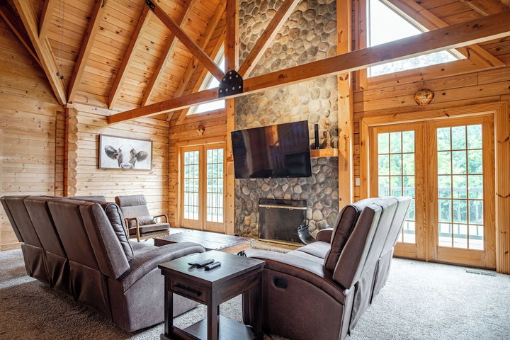 Rustic Log Retreat On Eleven Acres. Sleeps 24. Pond And Close To Intel. - Granville, OH