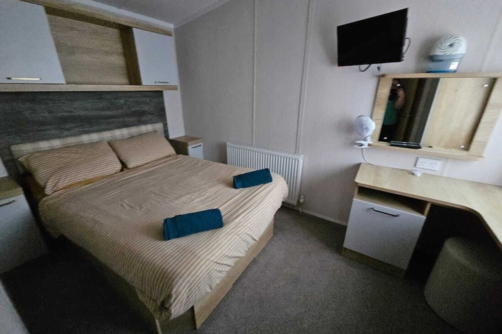 Freesia 3 Bedroom Modern Caravan Rockley Park, Poole Harbour, Dorset. Dogs Free. - Poole