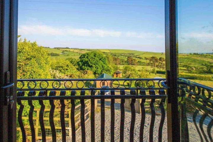 Stylish Woodland Retreat With Balcony Views - Gorey