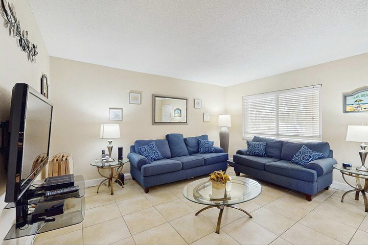 Beachside St Pete Condo W Heated Pool Near Landmark Restaurants - Gulfport, FL