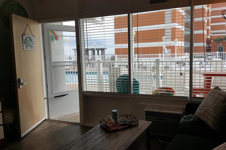 Virginia Beach Oceanfront Studio, Lawn, Boardwalk, Pool, Beach - Virginia Beach, VA