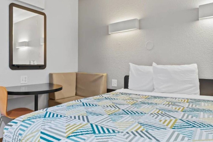 1 Full Bed | Ada/tub/mini Fridge - Ventura, CA