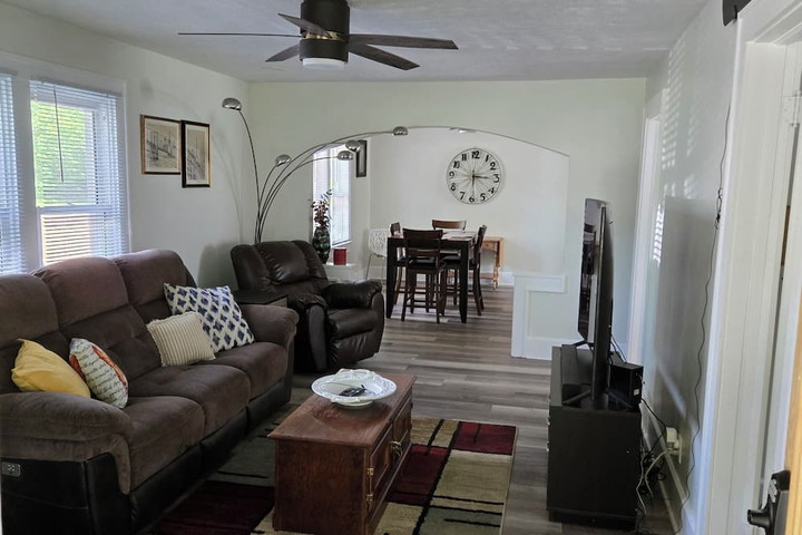 Cozy 2-bedroom House In Charming Indianapolis With Ac, Close To Downtown, - Greenwood, IN