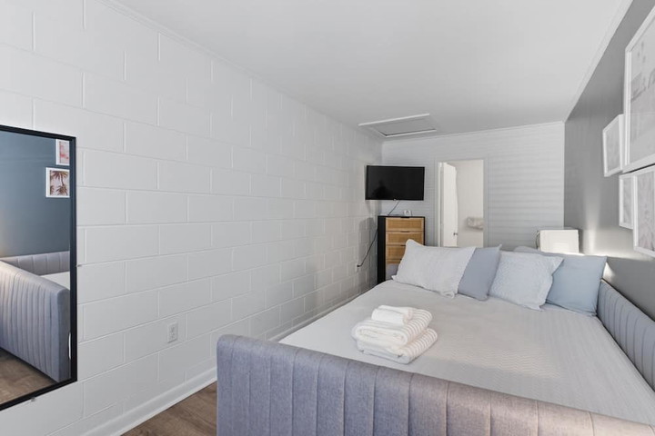 Queen Room Hotel- 2 Pools, Near Beach/boardwalk, No Pets Allowed - Carolina Beach, NC