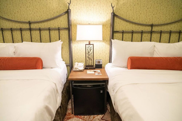 Mountain Lodge Room | Steps To Downtown Banff - Banff