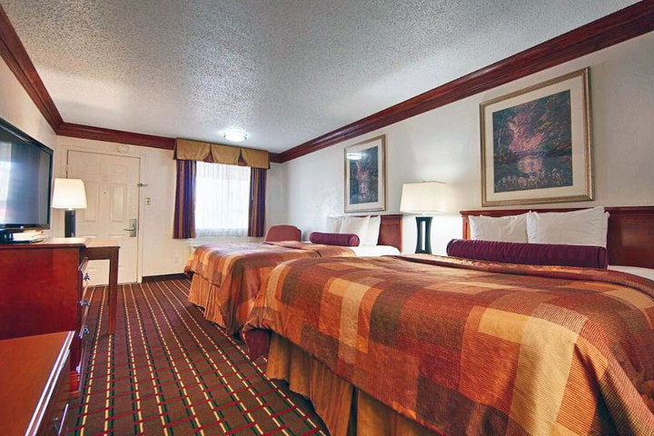 Two Convenient Room Located At I-28 | Outdoor Pool & Free Parking - Decatur, TX